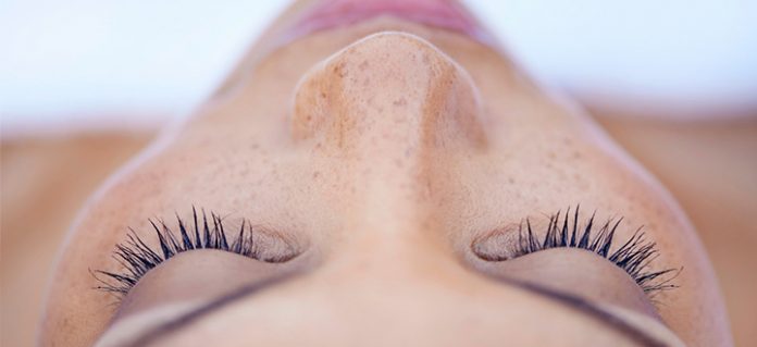 Manchas oscuras en la piel: porqué salen y como quitarlas - La Guía de las Vitaminas